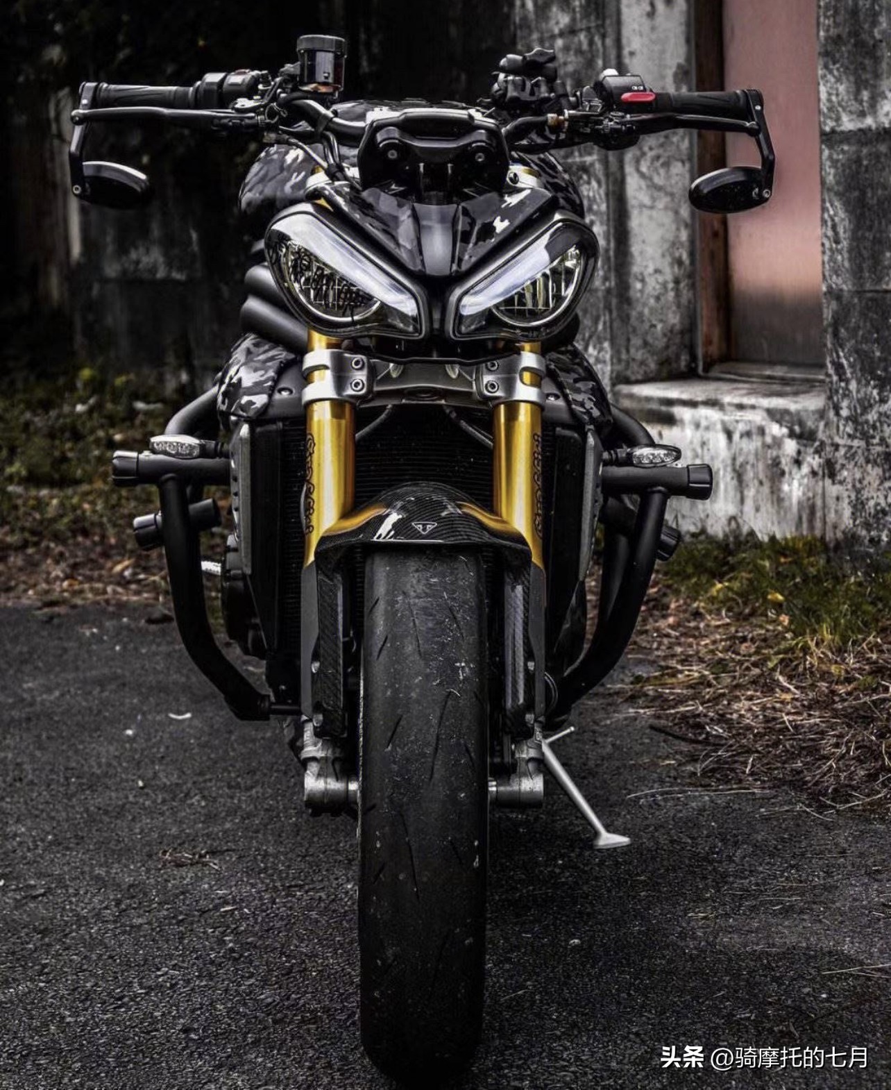Frog eyes stare, who can stand it?Triumph Speed Triple 1200 RS - iNEWS