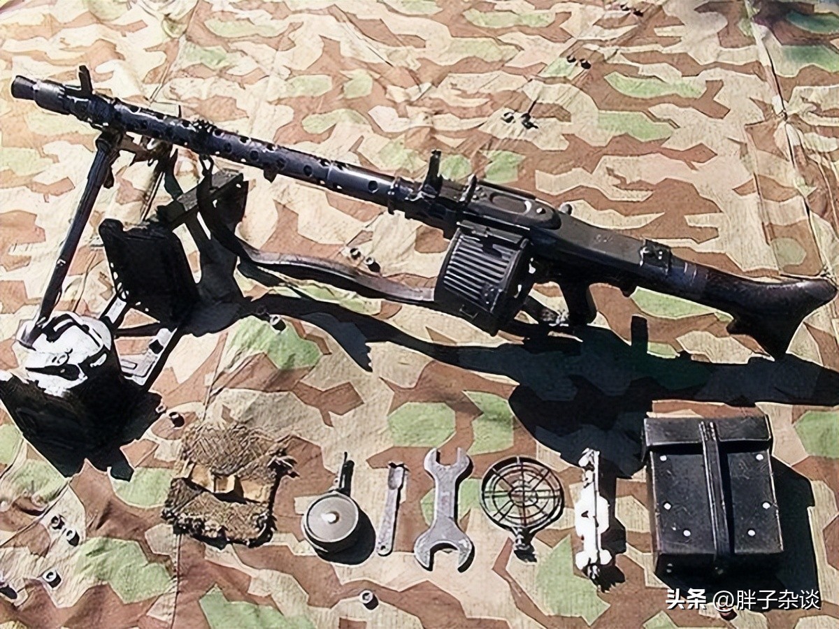 Infantry support weapons during World War II: four types, light machine ...