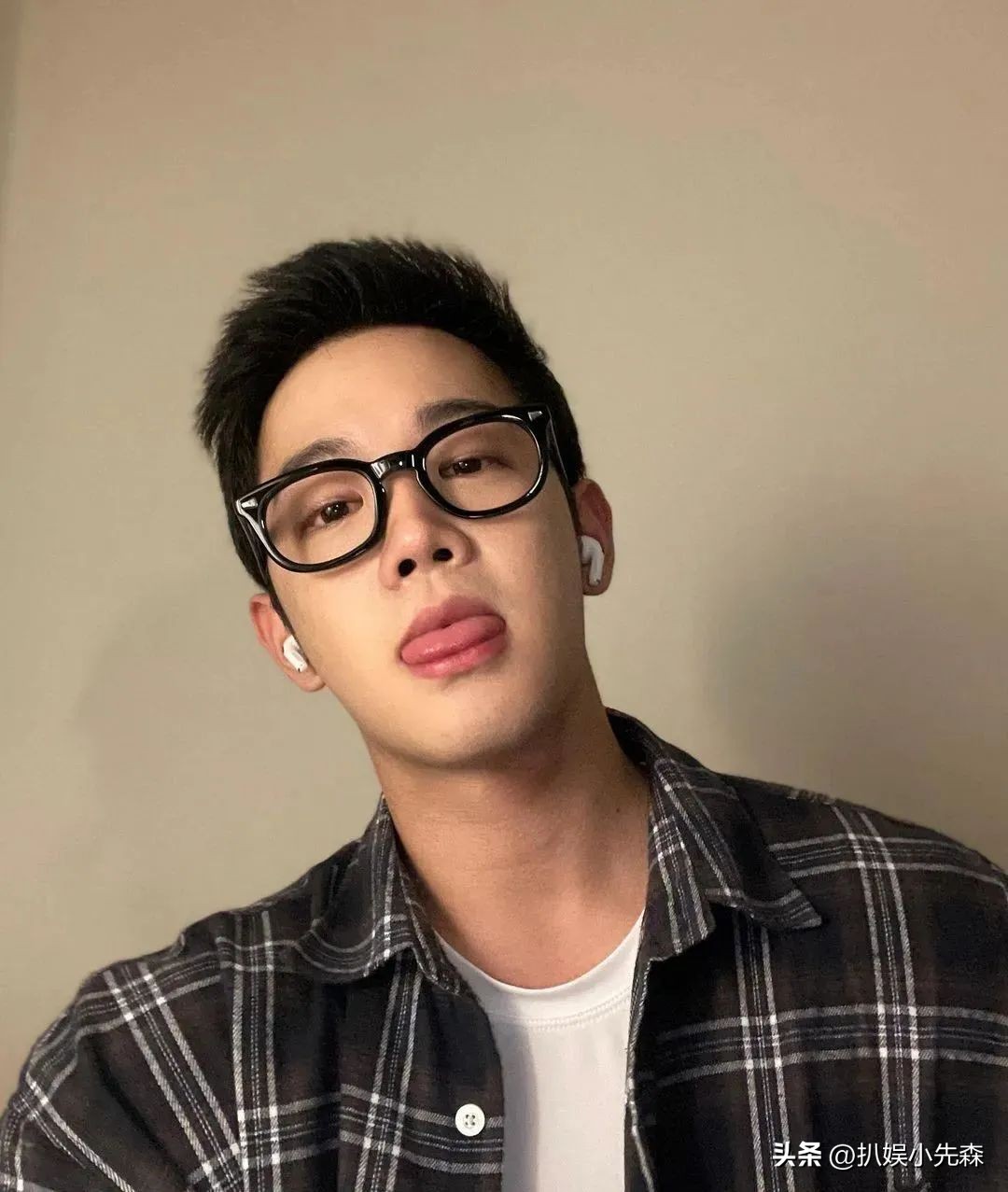 Pretending to be a straight man in a romance show to make money! Big ...