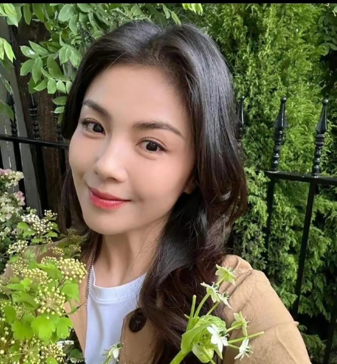 45-year-old Liu Tao appeared in the gym without makeup, her perfect ...