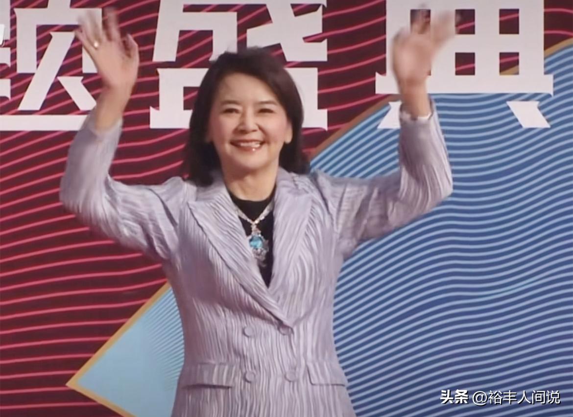 64-year-old Hu Huizhong appeared in Mount Lu, and blew kisses from Dai Shuo's big gem, dressed ...