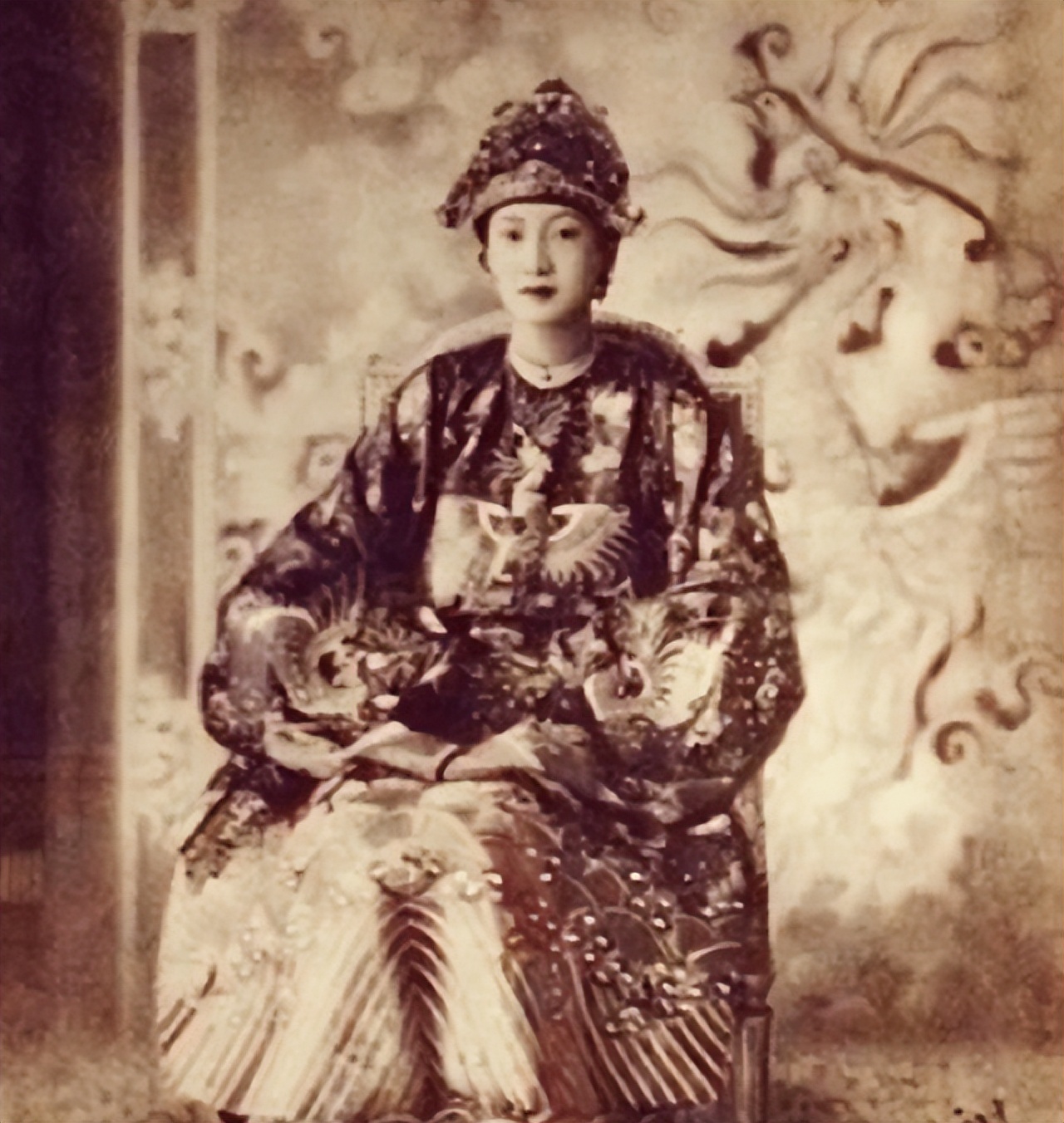 The Vietnamese queen was once sought after by thousands of people, but ...