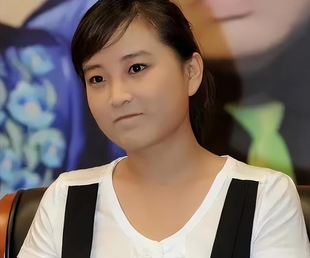 Jia Ling has changed, lost nearly 50 catties, and the black dress highlights her body curves ...