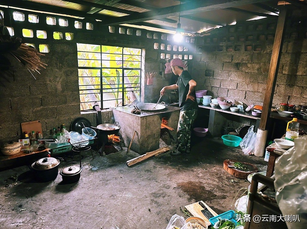 Yu Zheng is eating pig-killing rice in Yunnan, wearing Hani costumes ...