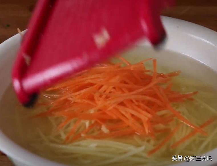 Add a potato to the enoki mushroom and mix it with your hands. It's too ...