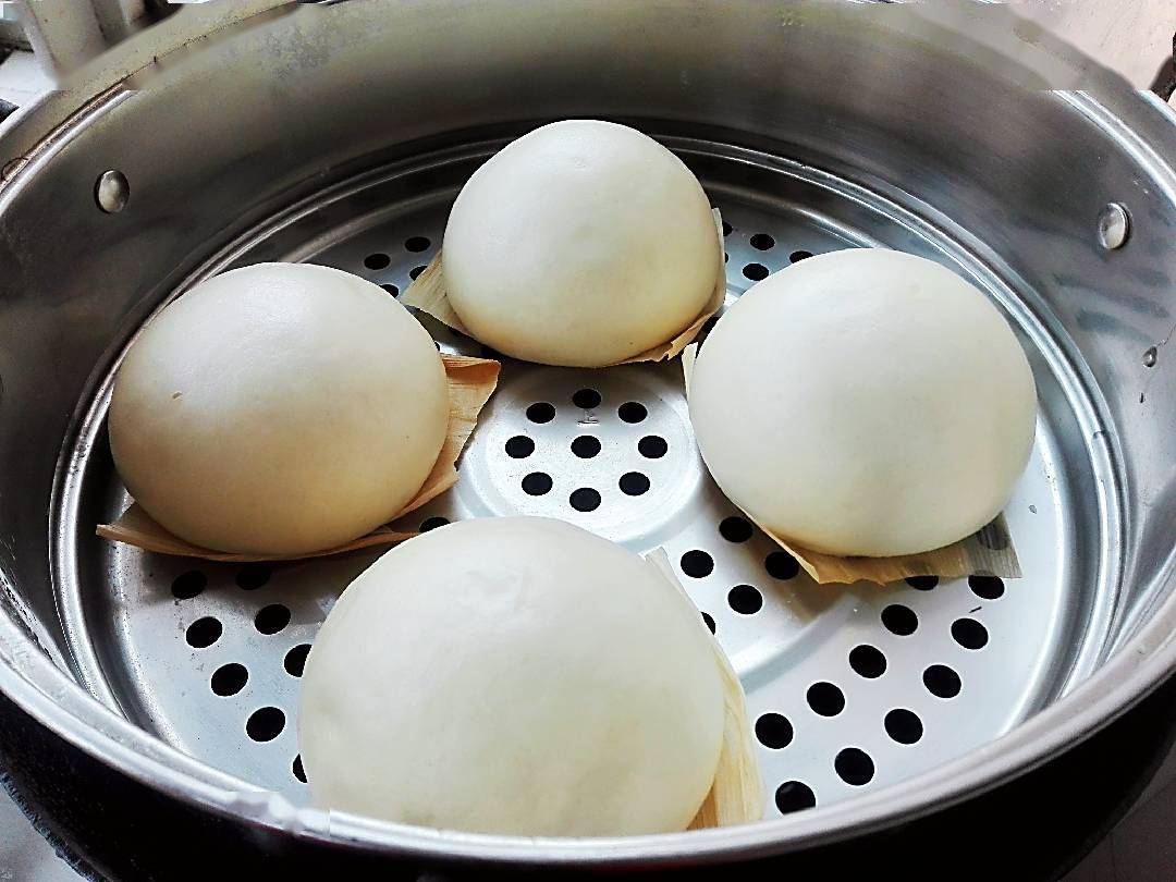 Steaming steamed buns with hot noodles in boiling water is a method ...