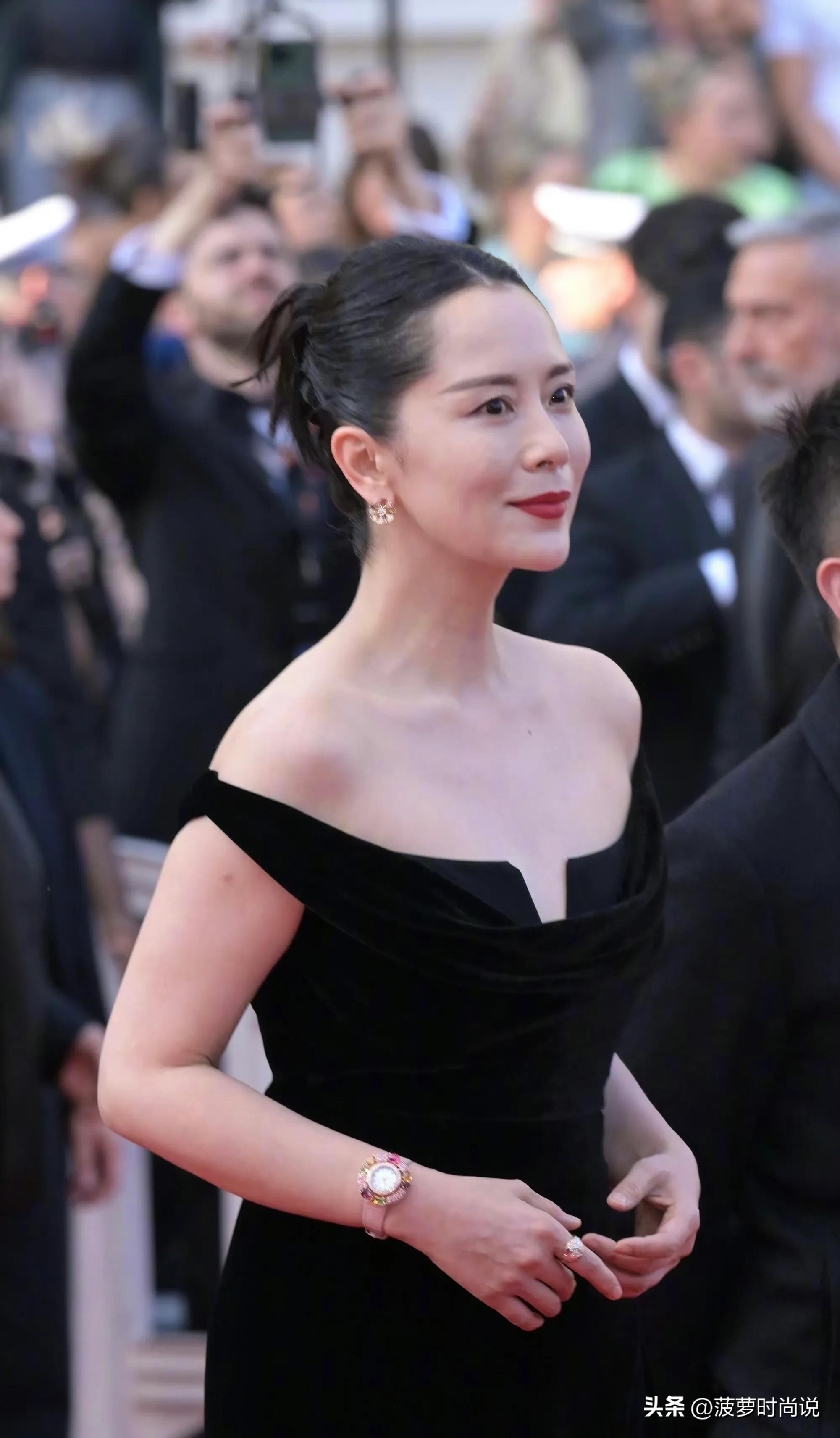 Cannes Red Carpet Haiqing Makeup Causes Controversy! Glossy face, stiff ...