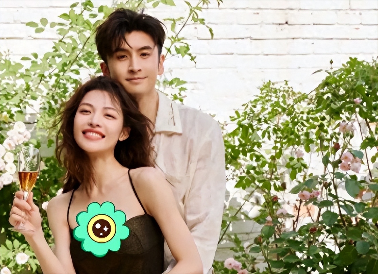 Zhong Chuxi And Hou Wenyuan Are Suspected To Be In Love Holding Hands And Hugging Waist We