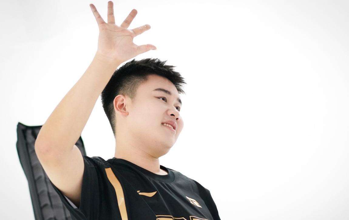 question first? RNG swept RA! The teenager LP played well, and the green hair is experienced ...