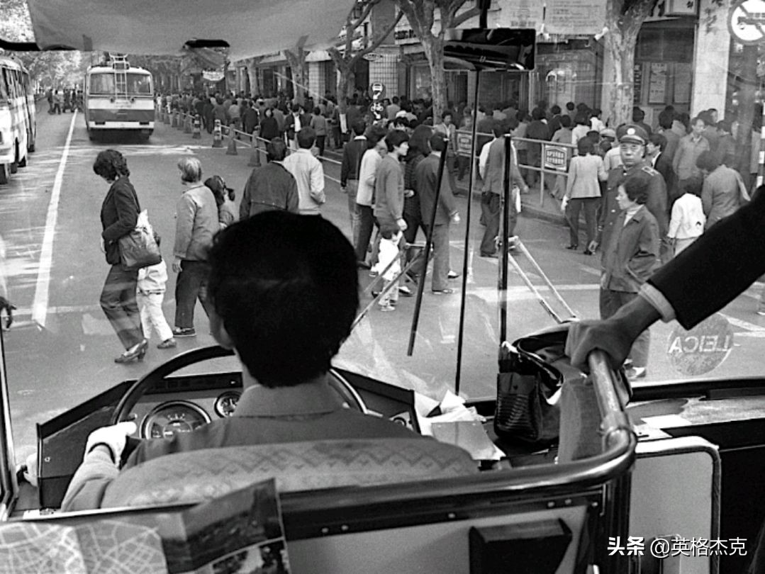 Old photos of Shanghai in the 80s!The Suzhou Creek is beautiful, and ...