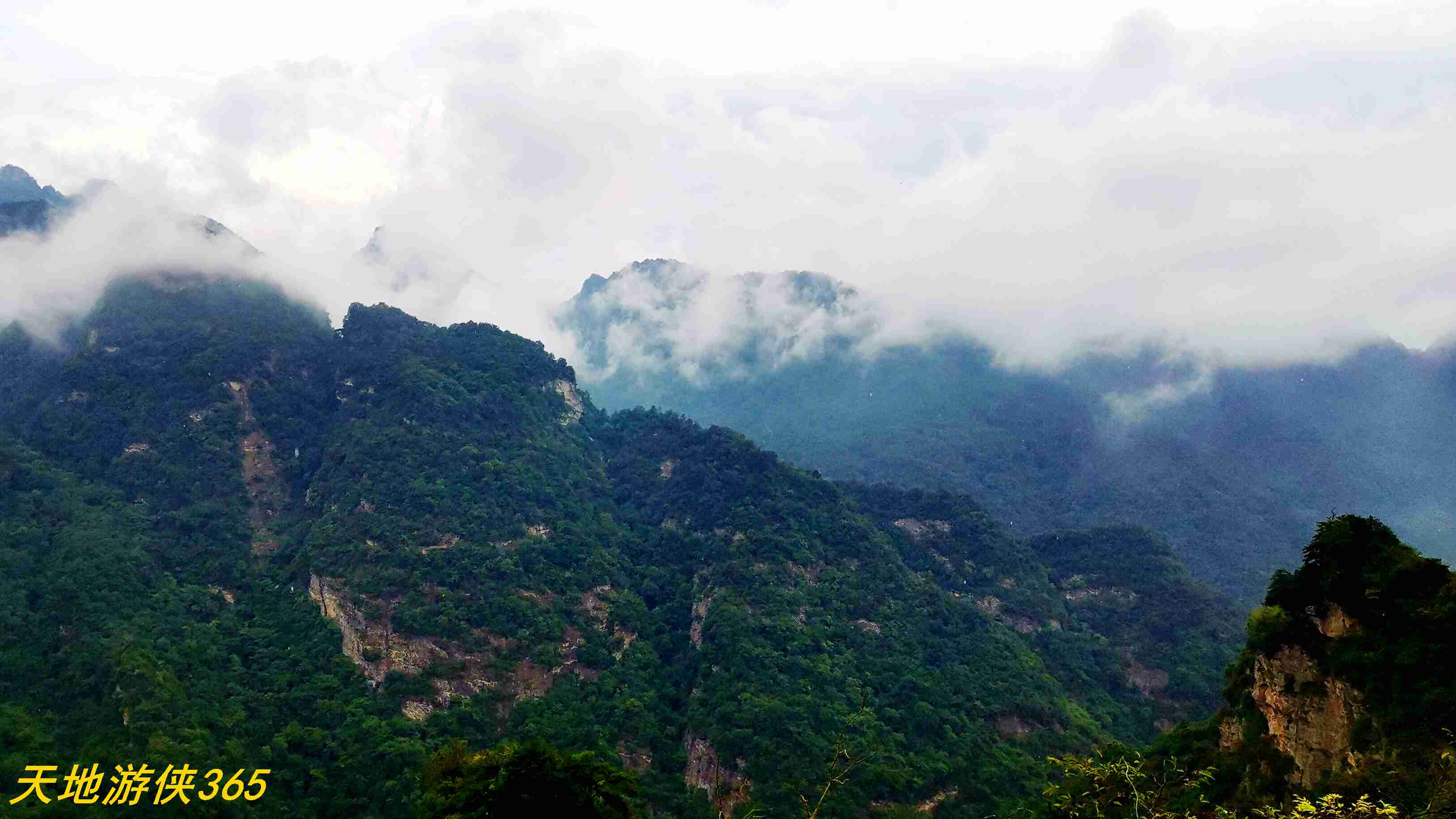 From the Nanyan Palace of Wudang Mountain, walk the ancient Shinto ...