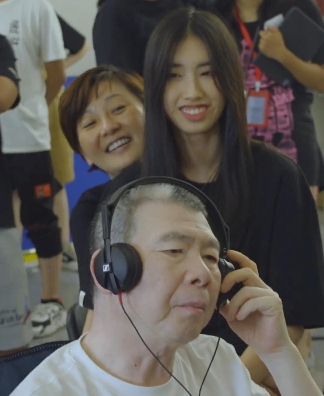 Feng Xiaogang seldom posted a family photo, and was super happy to be visited by his wife and ...