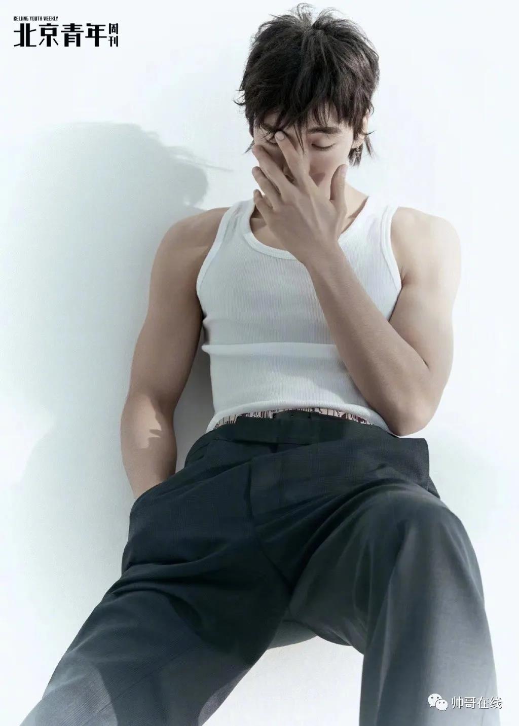 186 The long-legged and thin-muscle actor shows off his muscles for the ...