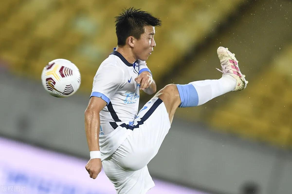 Tao Qianglong passed the ball accurately, Xu Haoyang followed up with a ...