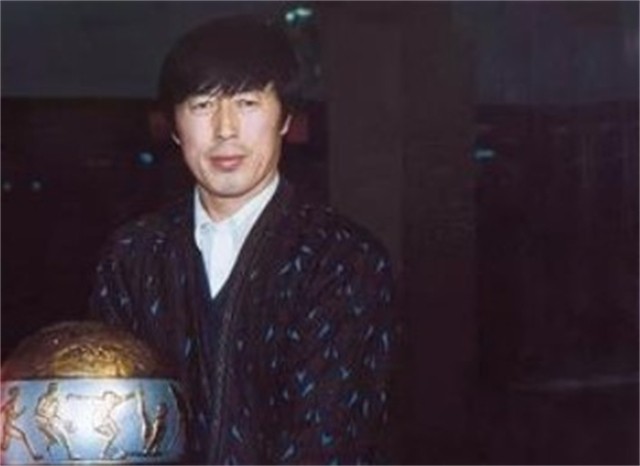 Track and field legend Ma Jiajun falls behind: the captain throws himself into the lake and ...