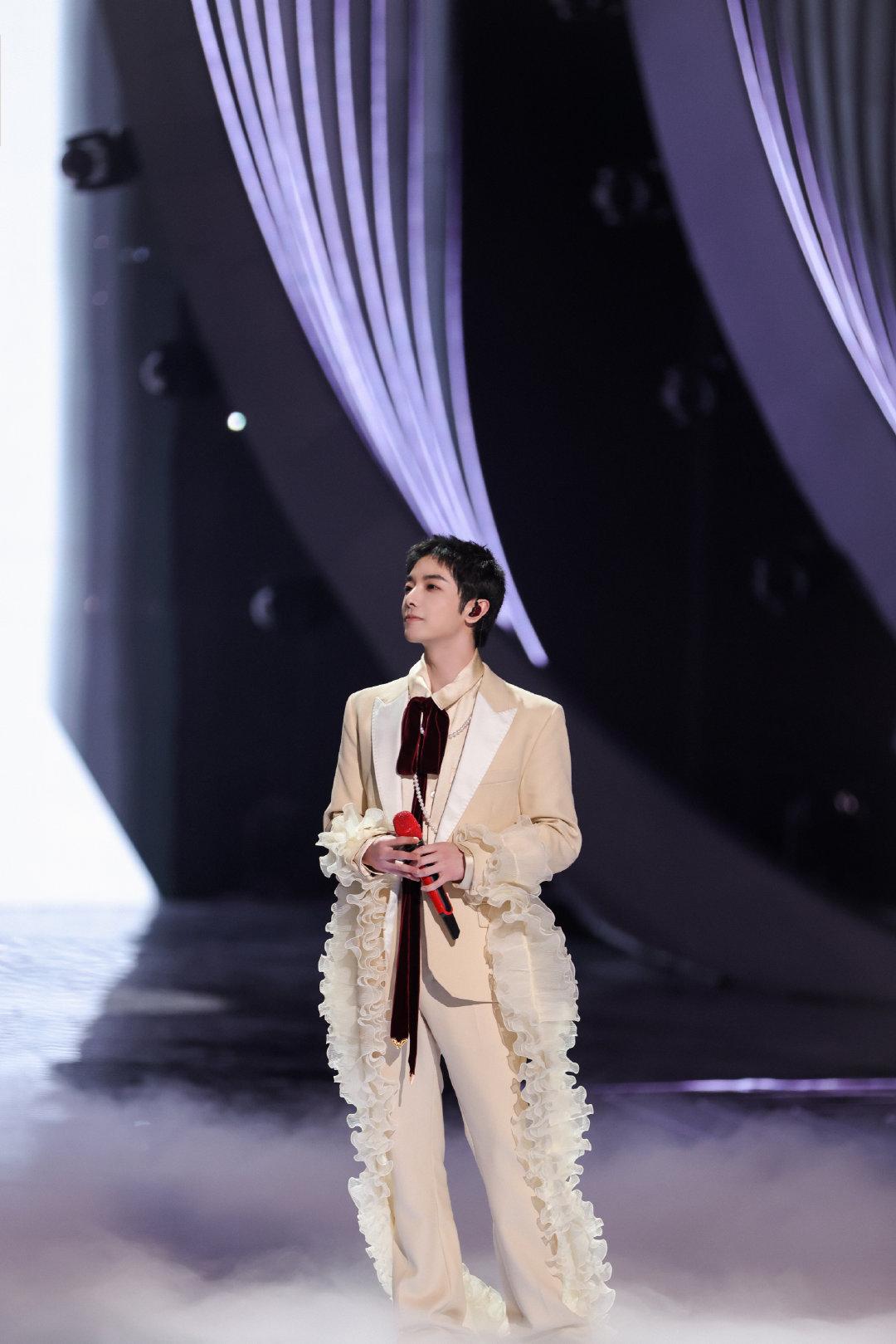 Hunan Satellite TV's New Year's Eve Concert Finale!Hua Chenyu sang a ...