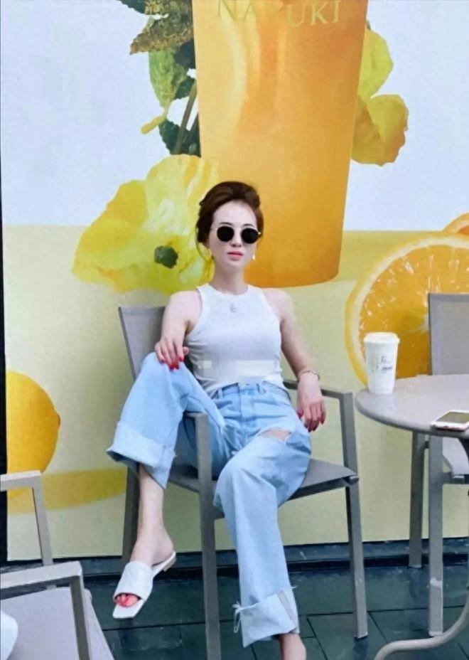 Bai Shanshan, the glamorous queen of the entertainment industry, is ...