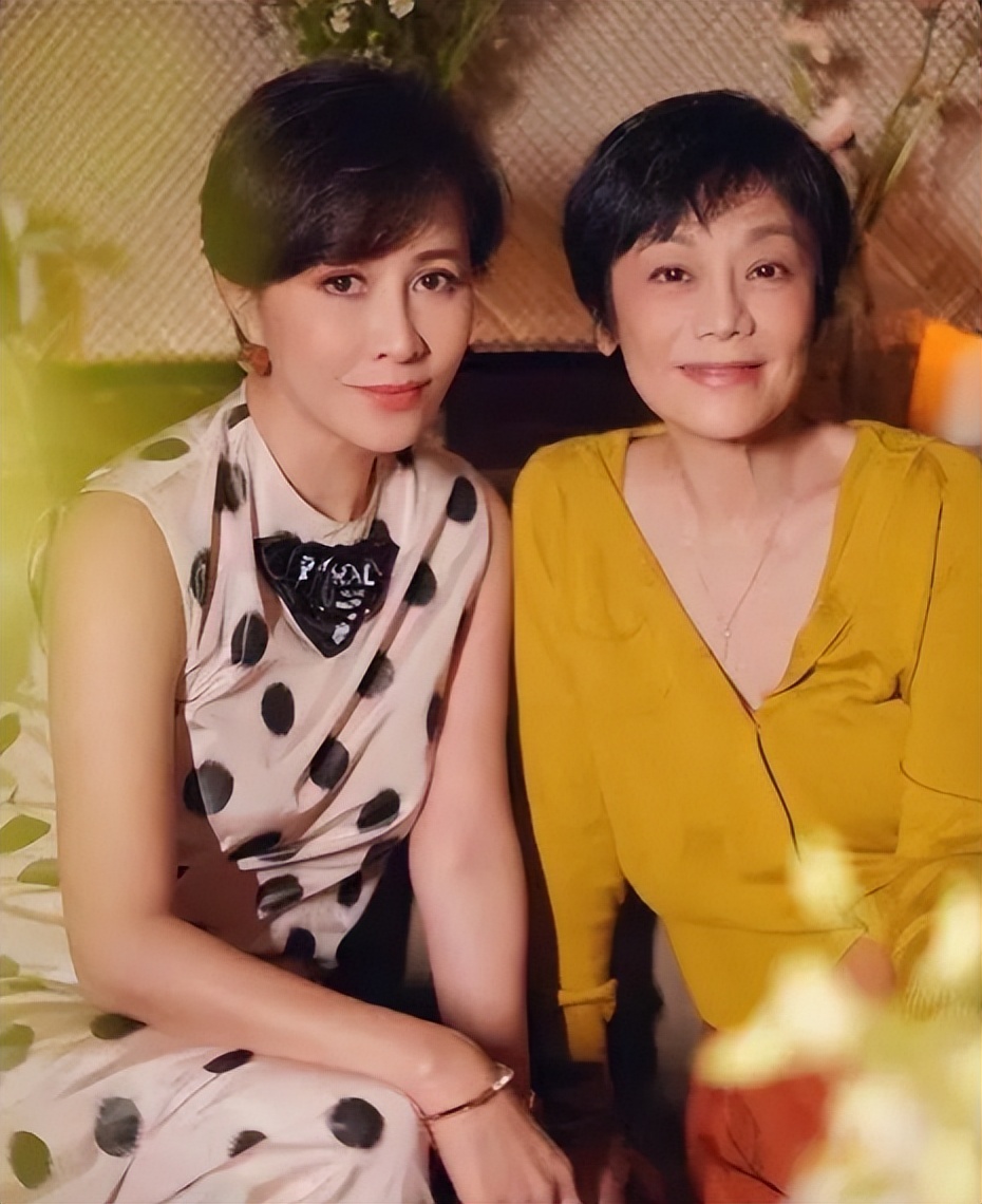 Zhang Aijia is in the same frame as Carina Lau, one is wrinkled and ...