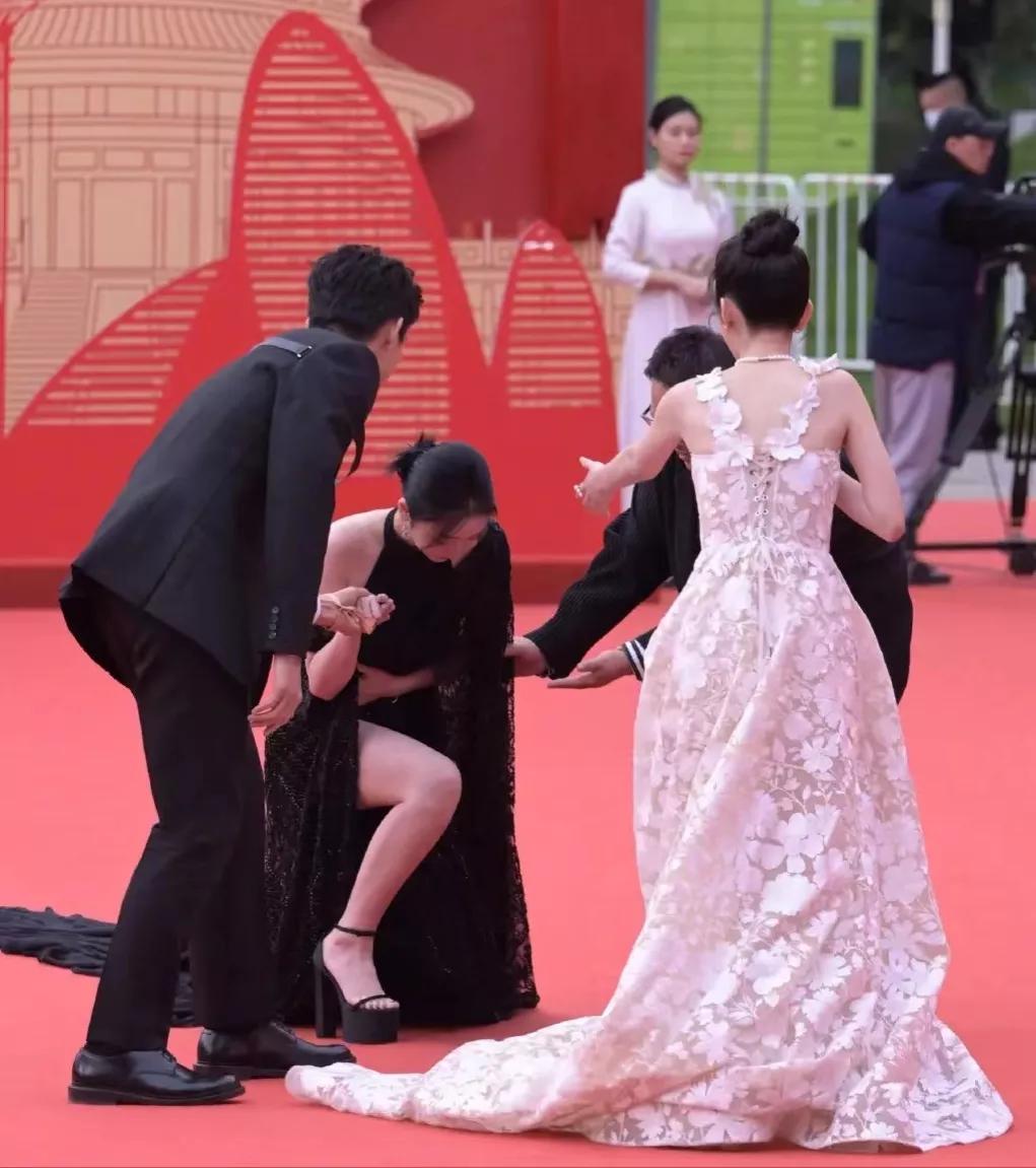 Zhao Xiaotang responded to the fall on the red carpet of the Beijing ...