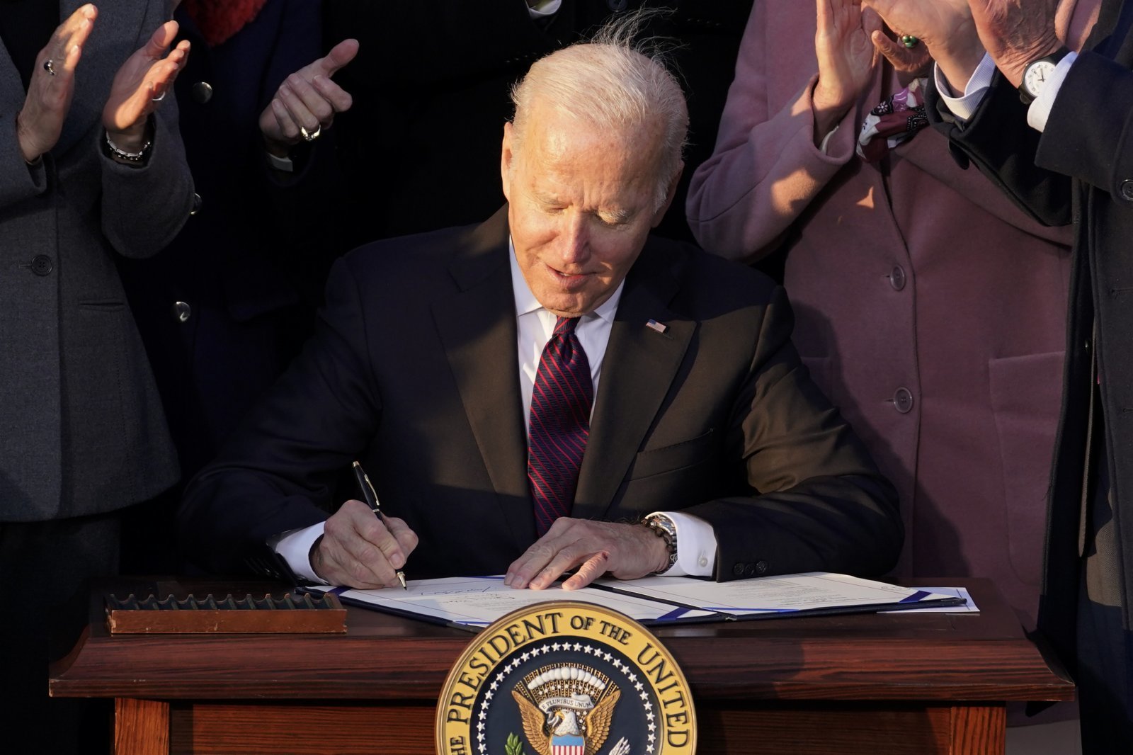 Why does the President of the United States use more than 70 pens to ...