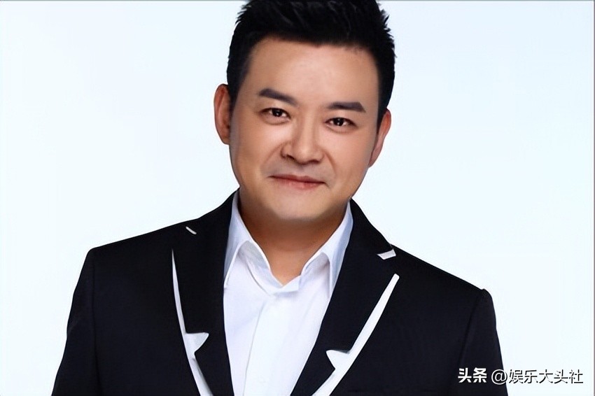 Li Jiaming, a well-known host of CCTV, went to the United States at the ...