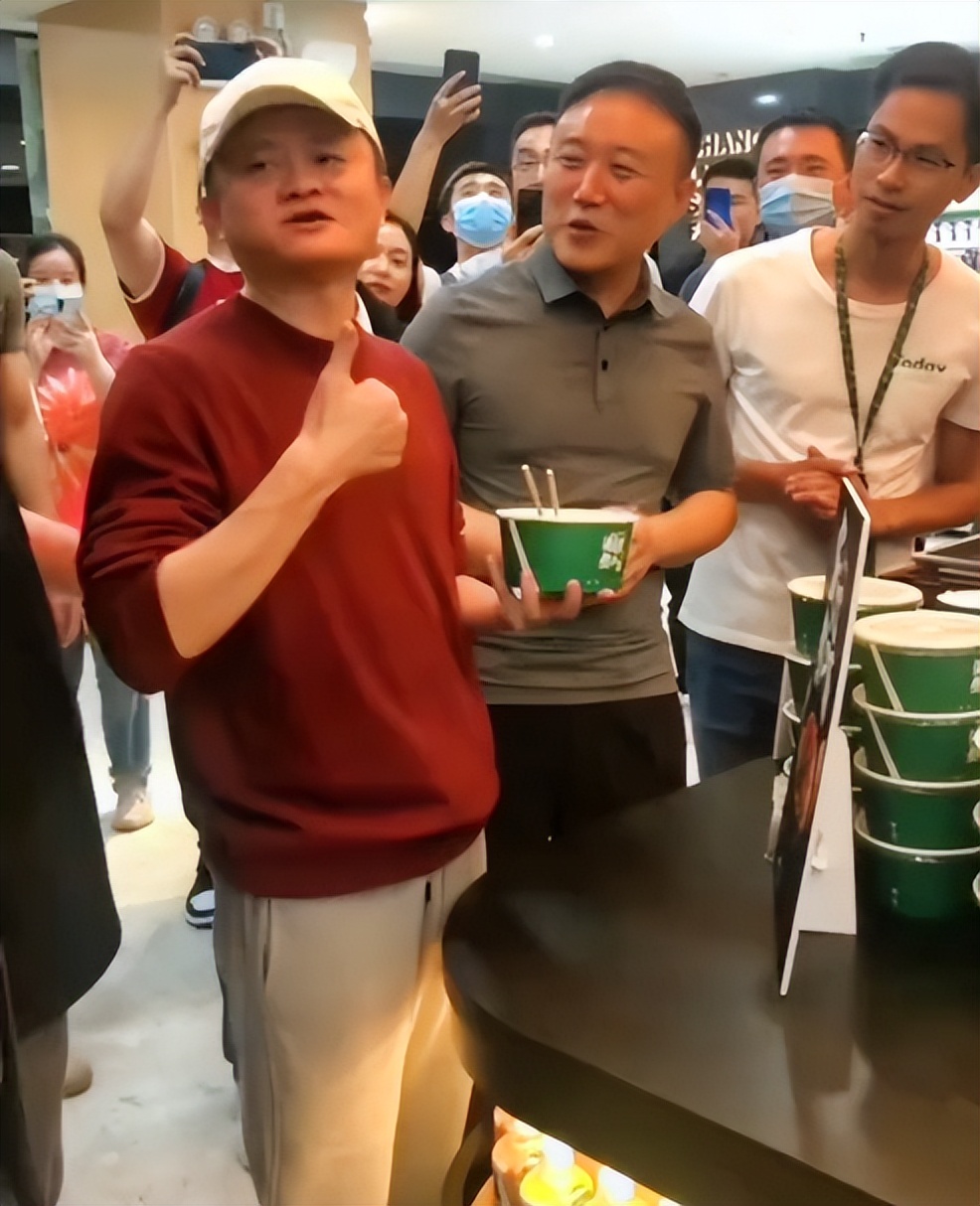 Ma Yun took Wang Han to play! Wear more than ten yuan cloth shoes, sing ...