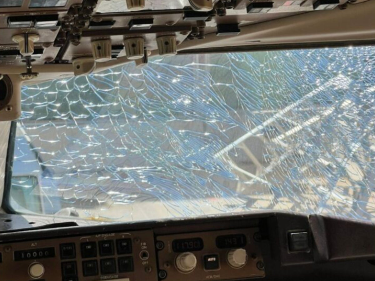 Boeing has an accident again!At 30,000 feet, the windshield of a US ...