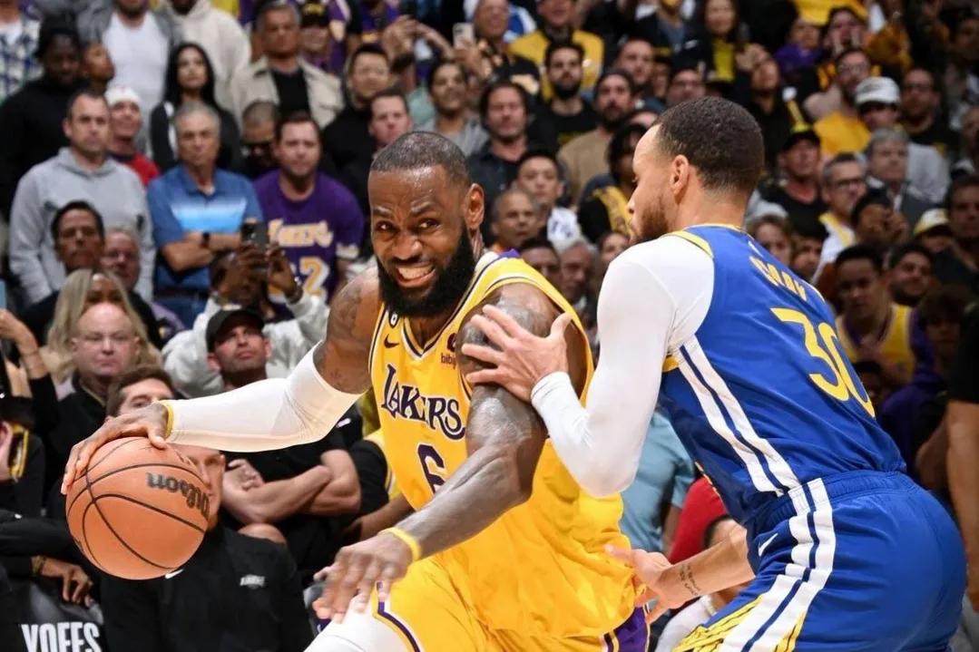 James broke the Warriors' defense and let Davis defend the corner for a ...