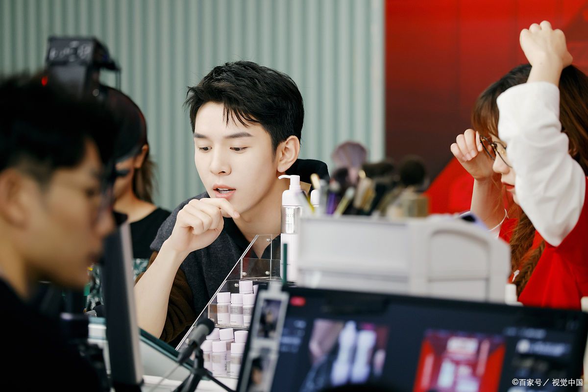 "Lipstick Brother" Li Jiaqi brought goods to netizens and caused public ...