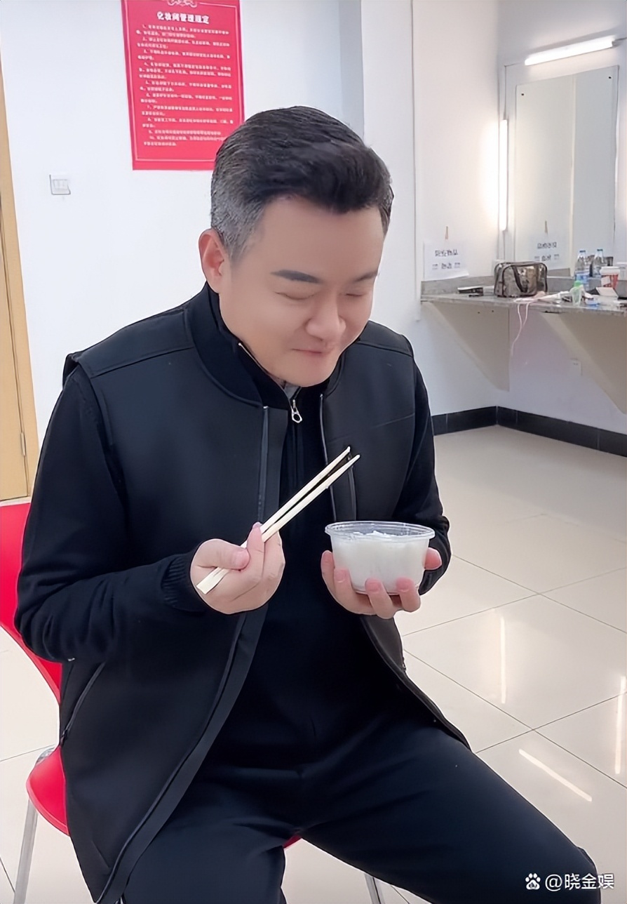 Li Jiaming: debuted on the short video platform, had dinner with sister ...