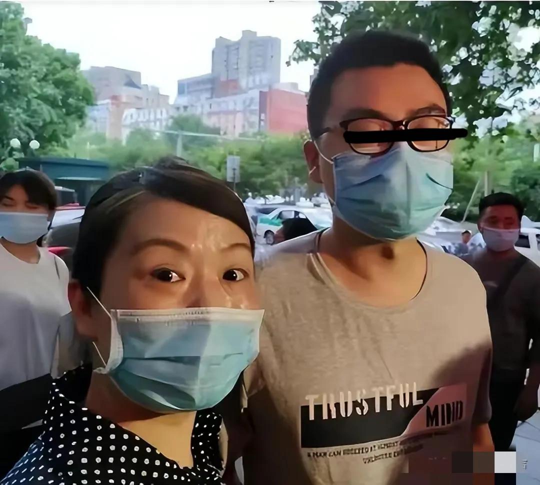 On May 8, Xu Yao and Cake walked into the meeting together. Fans ...