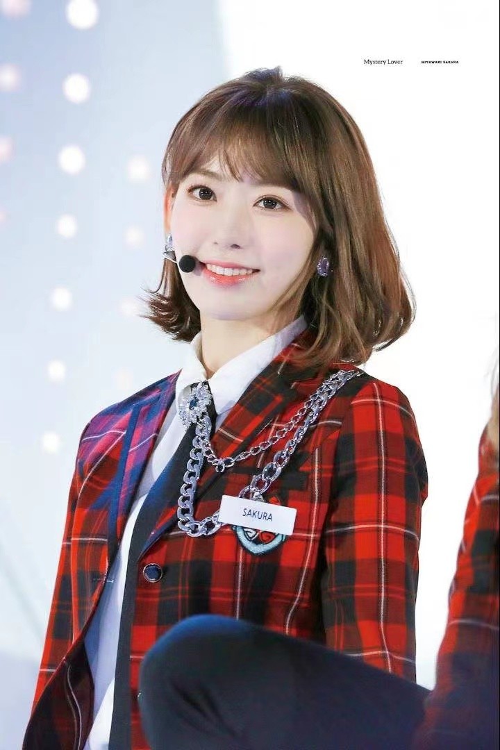 Miyawaki Sakura Kim Caigen HYBE's new girl group will debut in May and is currently practicing ...