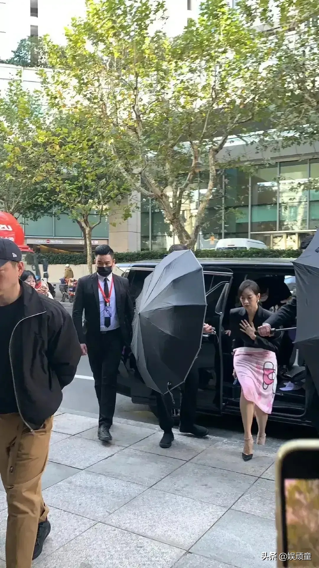 When Victoria Song meets an embarrassing moment when she is out of the ...