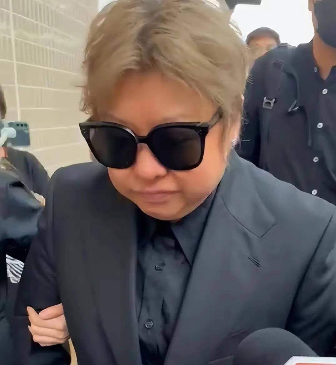 Han Hong's eyes were red and swollen, she appeared in person at Coco ...