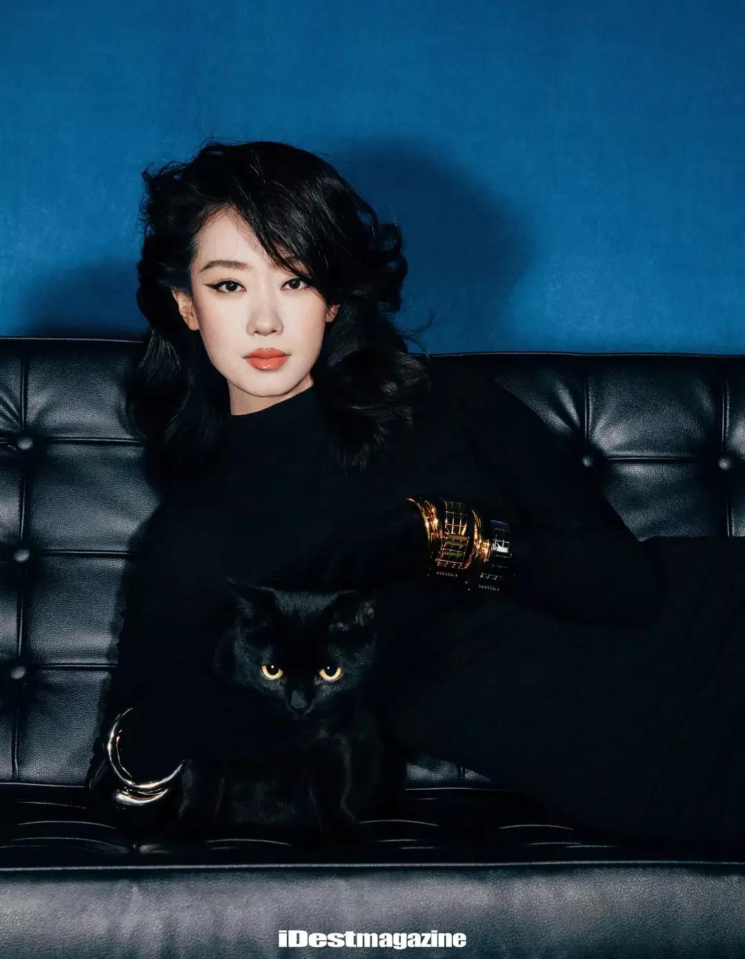 Zhang Xiaofei's fashionable cover style, challenging smoky makeup, big ...