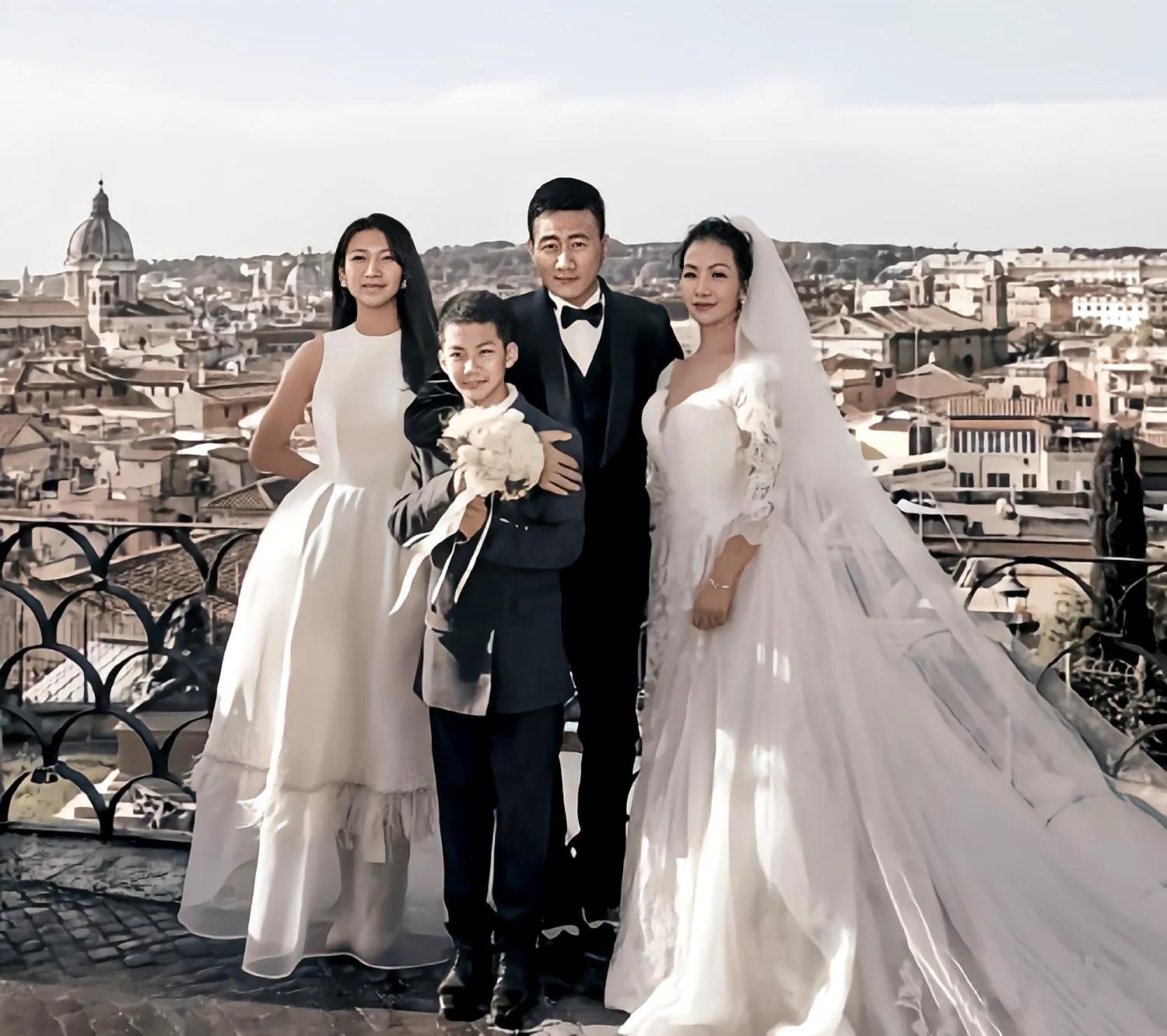 Hu Jun dined with his wife and daughter, 20-year-old nine children are ...