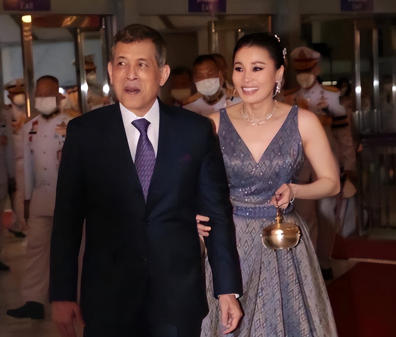 Suthida's elegant costumes are gorgeous and crowded, accompanied by ...