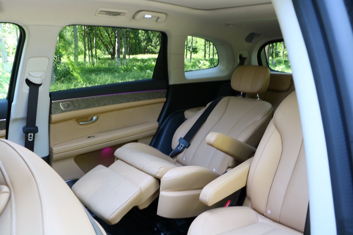 The second-row seats outperform their peers. Is the M7 a better choice ...