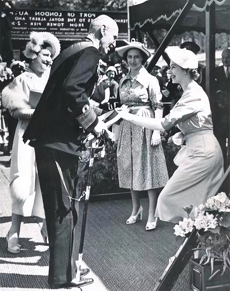 Princess Anne's curtsey: As the Queen's only daughter, she walked with ...