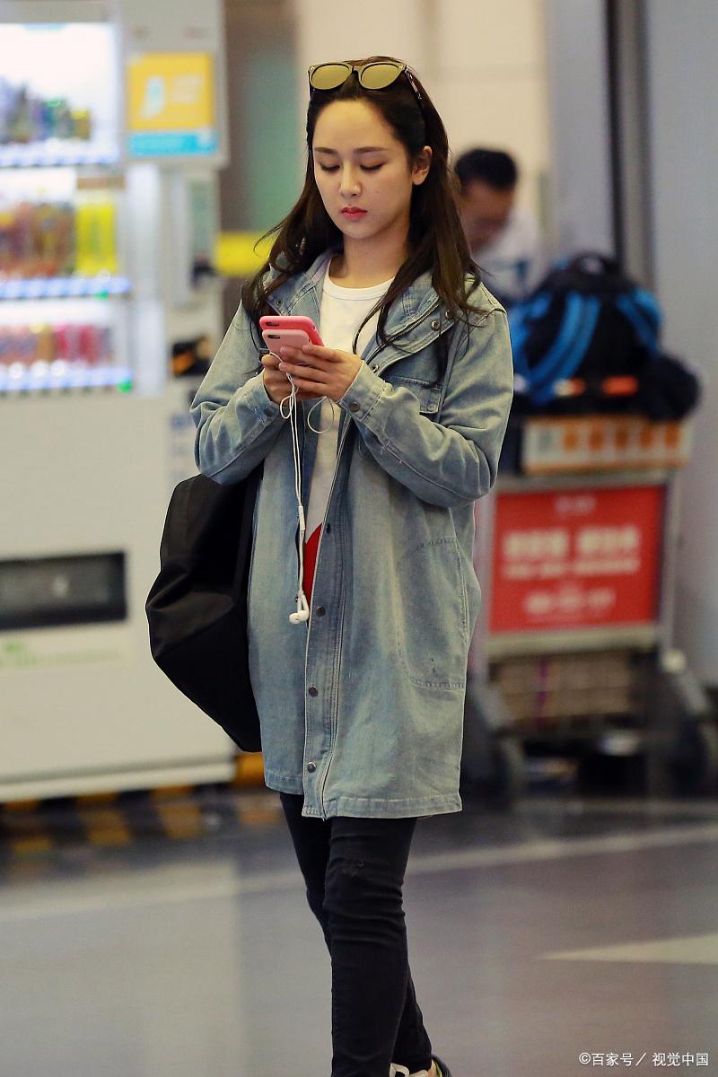 A fan ran into Yang Zi in Thailand. Yang Zi was dressed in all black ...