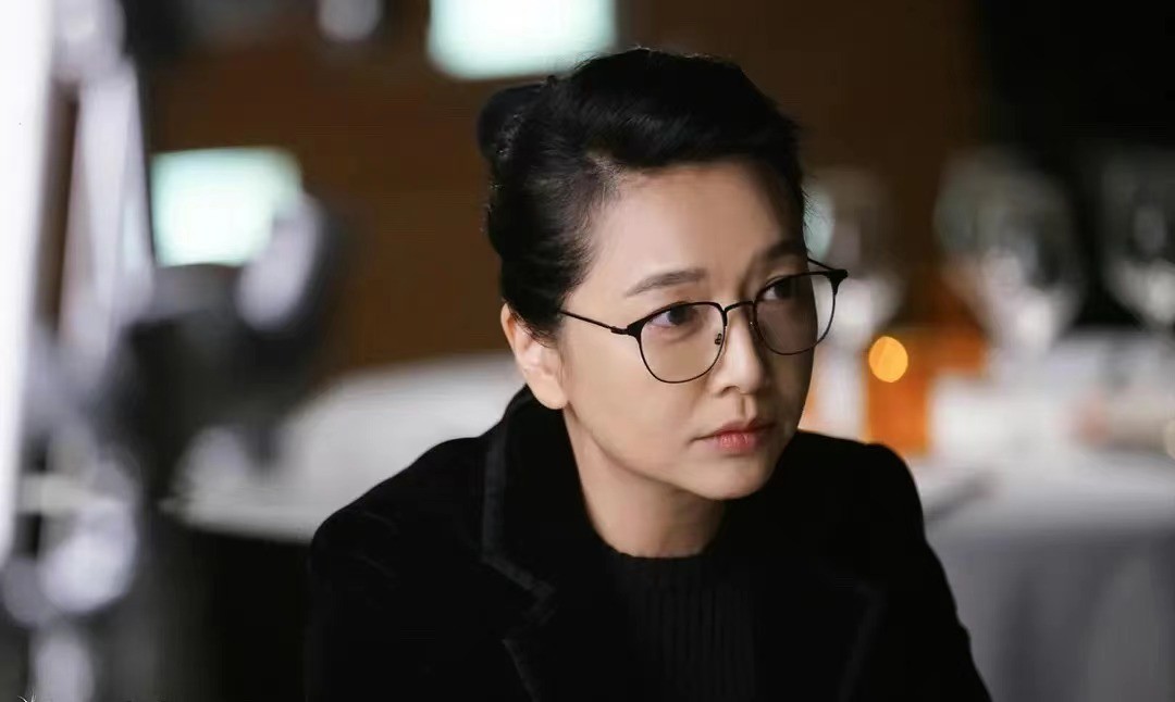 When a "plastic actor" sneaks into a medical drama and encounters a ...