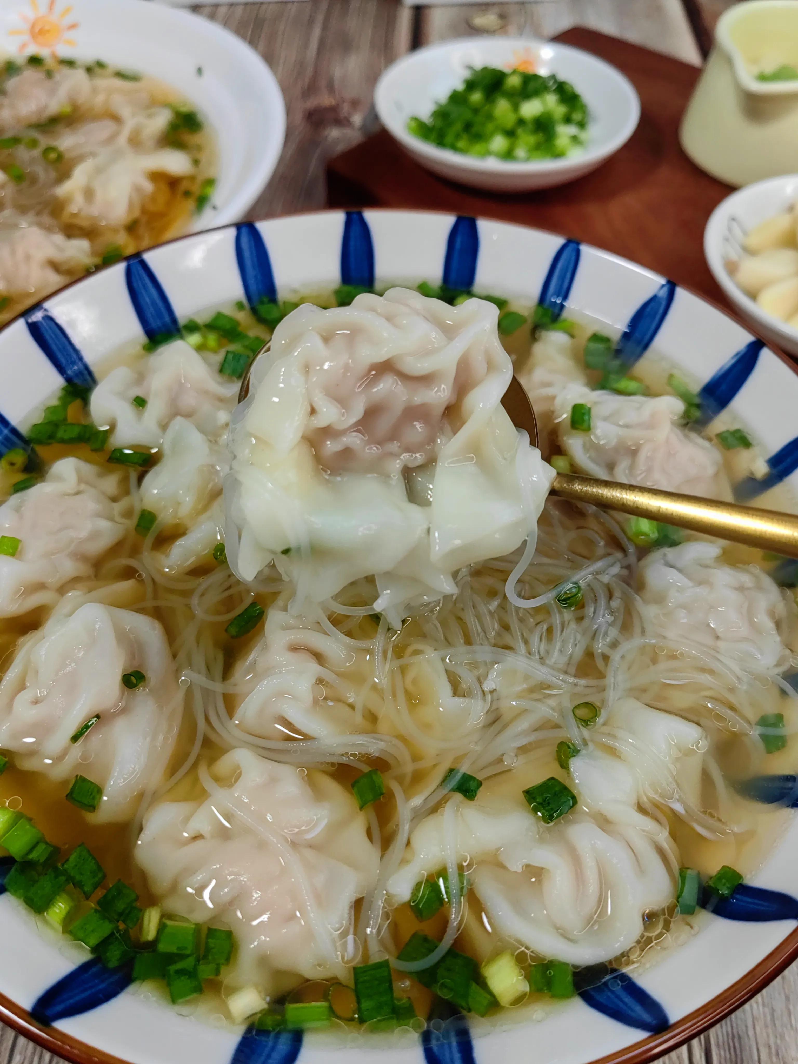 Food Sharing Wonton Rice Noodles - iNEWS