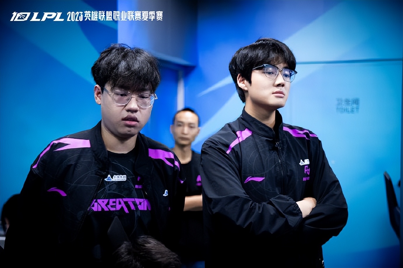 The state of EDG against UP is worrying, Uzi in the bottom lane is facing Doggo in the line, and ...