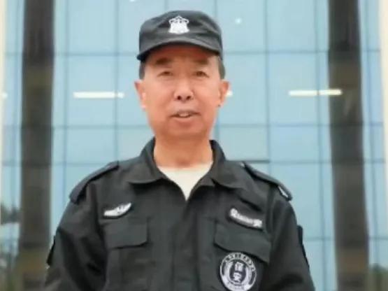 Impressed by the 56-year-old security guard who wrote a novel with more ...