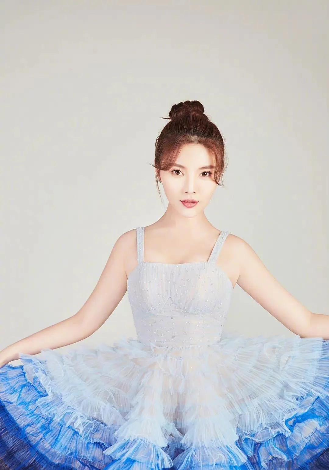 Xu Dongdong's "sister-in-law" sexy photo sharing, Zhang Zhang is absolutely beautiful - iNEWS