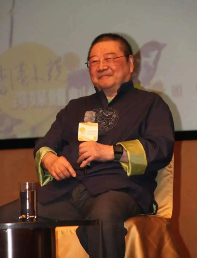 Hong Kong talented Ni Kuang, looking up at the starry sky and being an ...