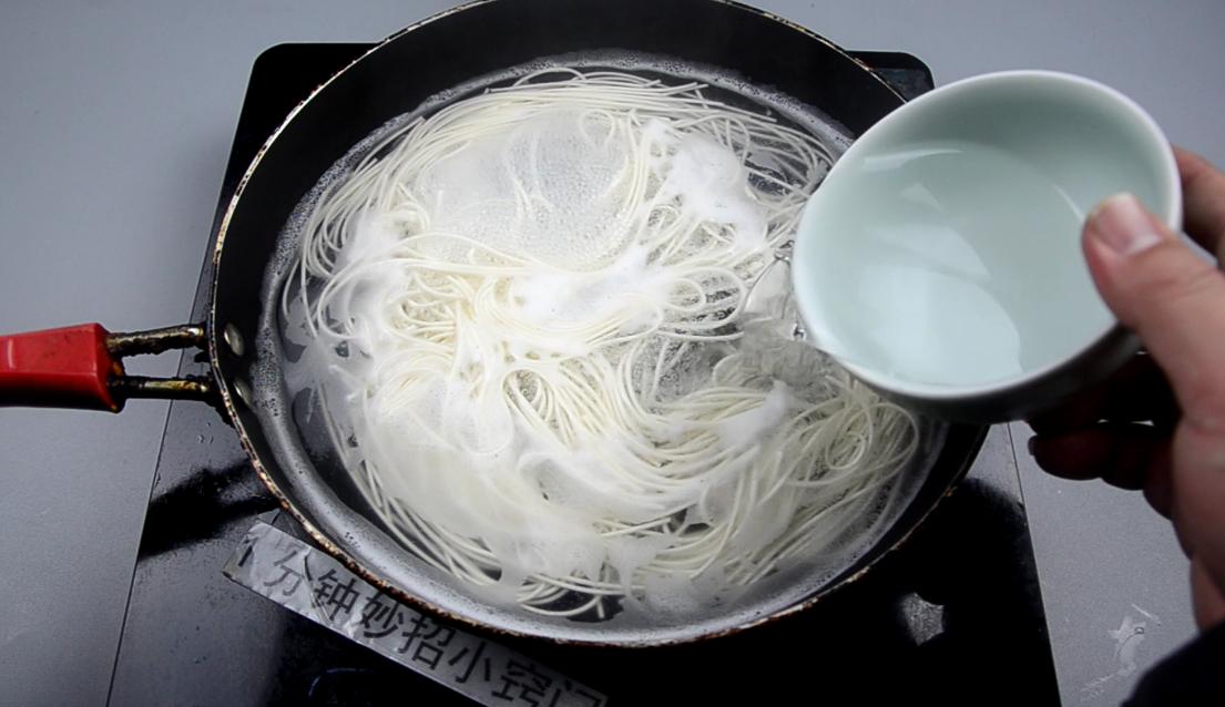 Why does water bubble when cooking noodles? Why is there such a ...