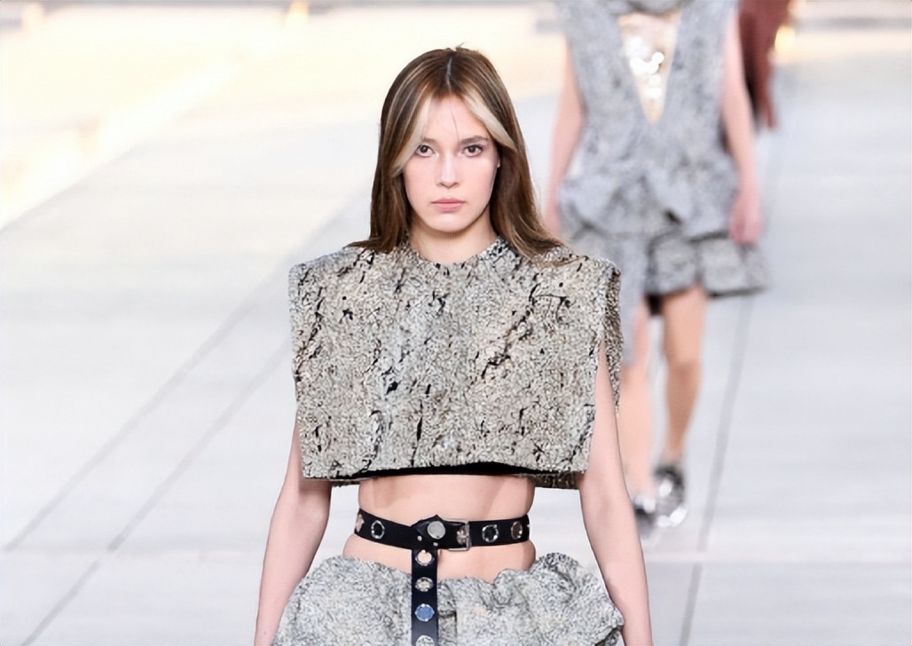 Gu Ailing is incarnated as a "supermodel", with long legs and a perfect ...