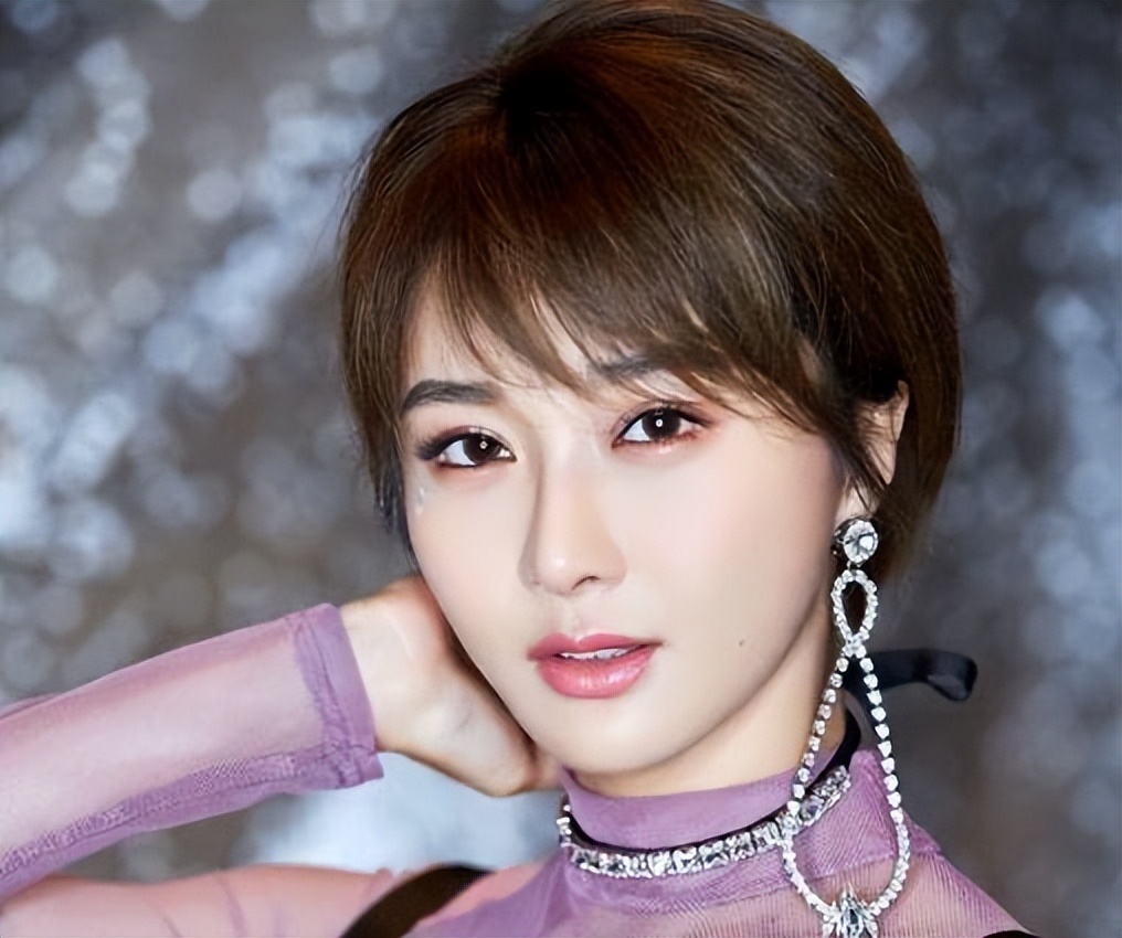 She is the first female champion of "Voice of China", but ultimately ...