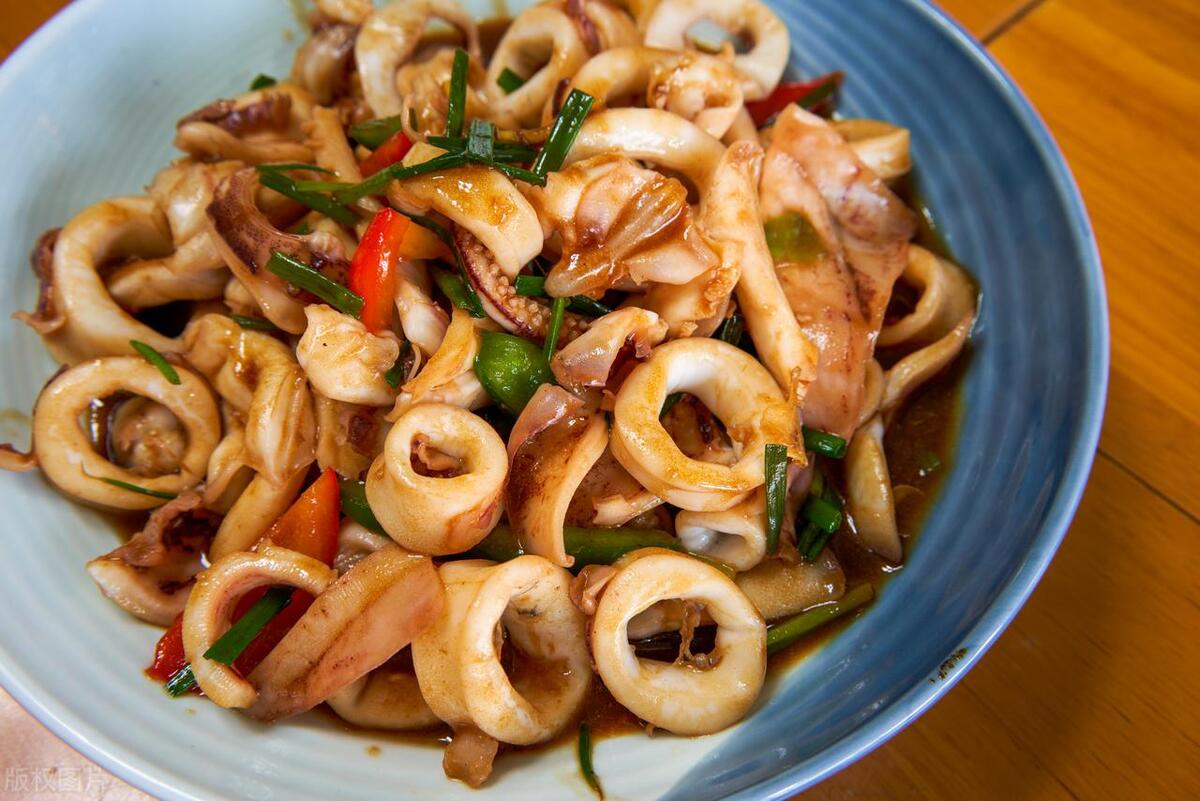 Spicy fried shredded squid is a delicious and popular Chinese dish - iNEWS